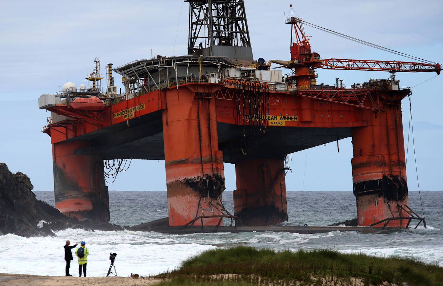 Photos Of The Day: 19,000-Ton Oil Rig Blown Ashore On Scottish Beach ...